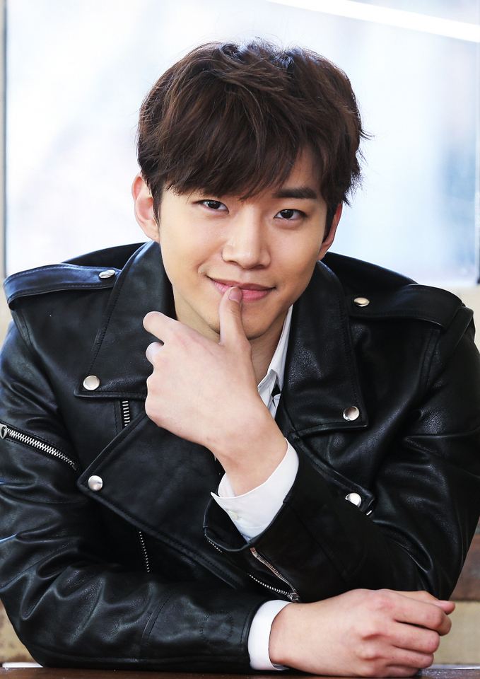 [인터뷰] 영화 '스물'의 2PM 이준호, 후속편은 '서른' 말고 '환갑'이길! - 브릿지경제