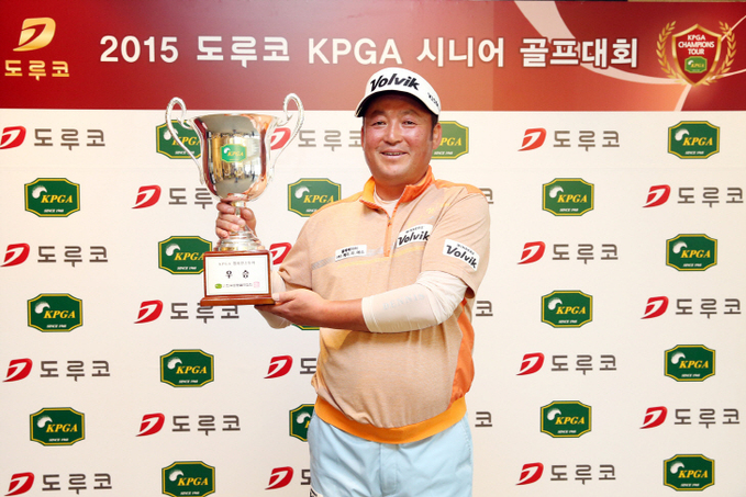 이부영, 도루코 KPGA 시니어 골프 우승 - 브릿지경제