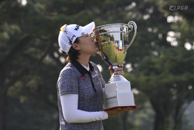 KLPGA 삼다수오픈 우승자 이정은 "간절히 바란 만큼 정말 기뻐" - 브릿지경제