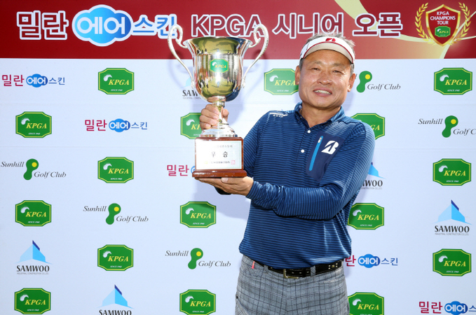 유건희, KPGA 시니어 오픈서 시즌 첫 우승 - 브릿지경제