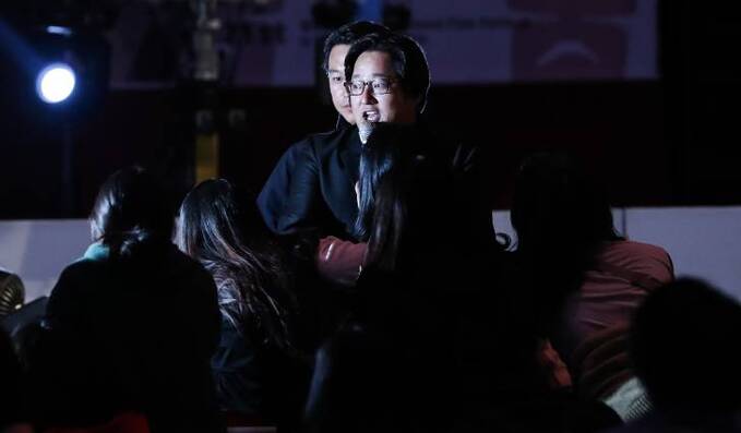 [영상] '아수라 무대인사' 오늘은 곽도원 교주? 약장수? 부산 시민 열광시킨 객석 난입본능(2016 BIFF) - 브릿지경제