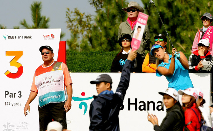 '2016 LPGA KEB하나은행 챔피언십' 1라운드,디팬딩 챔피언 렉시톰슨의 티샷 - 브릿지경제