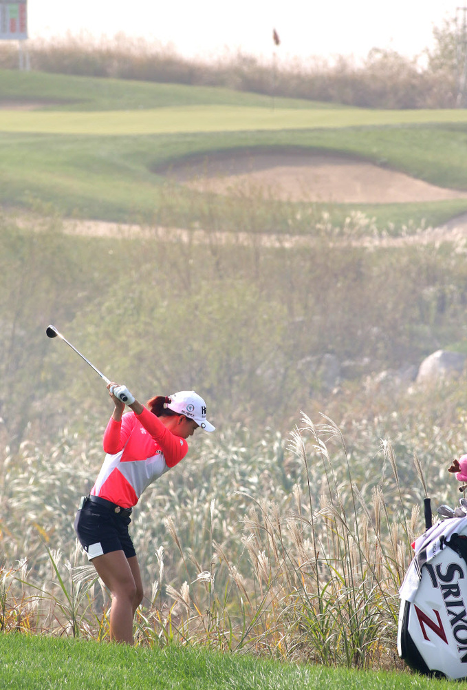 2016 LPGA KEB 하나은행 챔피언십 3라운드,이민지의 해저드를 넘기는 샷 - 브릿지경제