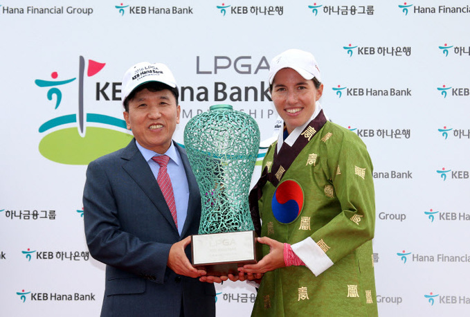 2016 LPGA KEB하나은행 챔피언십,카를로타 시간다 우승 트로피 - 브릿지경제