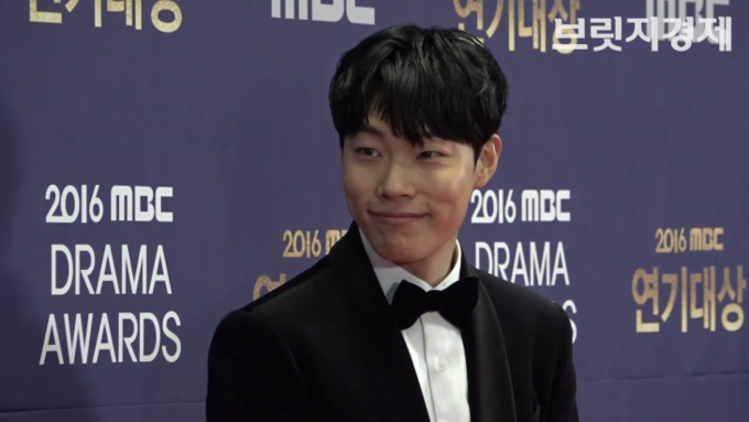 [영상] '2016 MBC 연기대상' 류준열, 올해 신인상만 4번째…미래가 더욱 기대되는 배우 - 브릿지경제