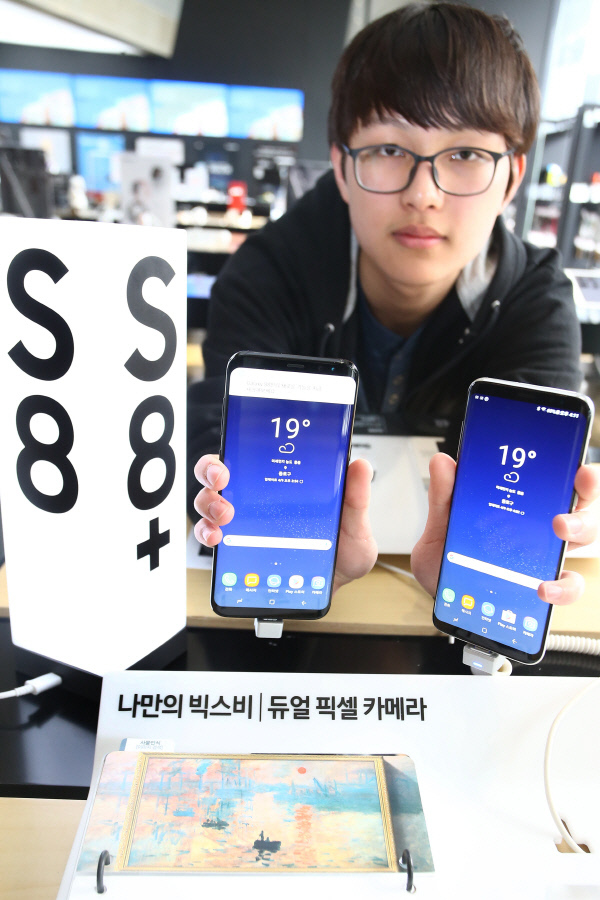 갤럭시S8, 예약 판매 이틀 만에 55만대 '잭팟' - 브릿지경제