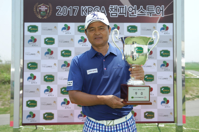 최광수, KPGA 챔피언스투어 2회 대회서 ‘노 보기’ 우승 - 브릿지경제