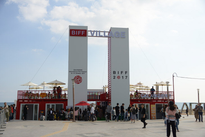 [22nd BIFF]반갑다 비프빌리지, 맑은 하늘 아래 영화제 야외 행사 진행