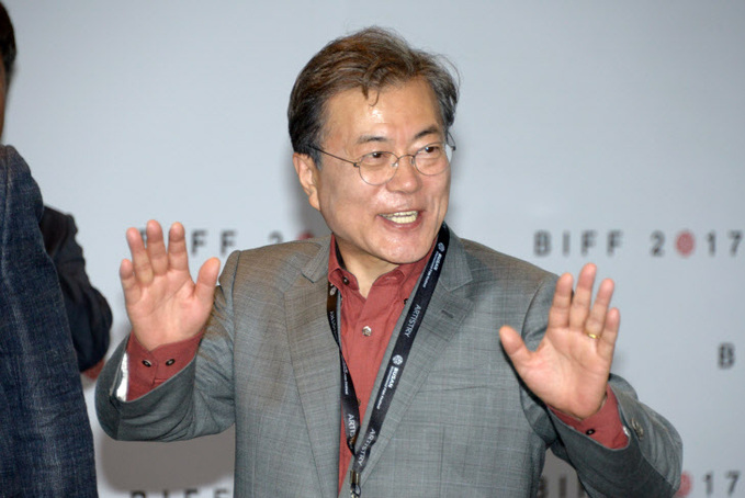 [22nd BIFF]문재인 대통령 영화제 깜짝 등장 "지원은 아낌없이, 운영은 독립적으로 돌아갑시다!" - 브릿지경제