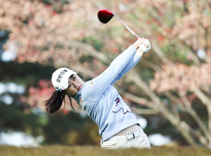 지한솔, KLPGA 투어 올 시즌 최종전 ADT캡스 챔피언십 막판 ‘뒷심’ 재역전 우승 - 브릿지경제