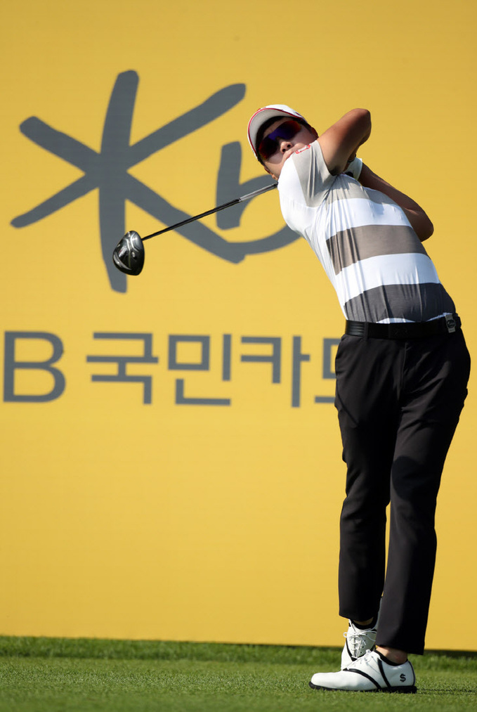 이형준, KPGA KB금융 리브 챔피언십 둘째 날도 단독 선두…통산 5승에 한 발짝 다가 서 - 브릿지경제