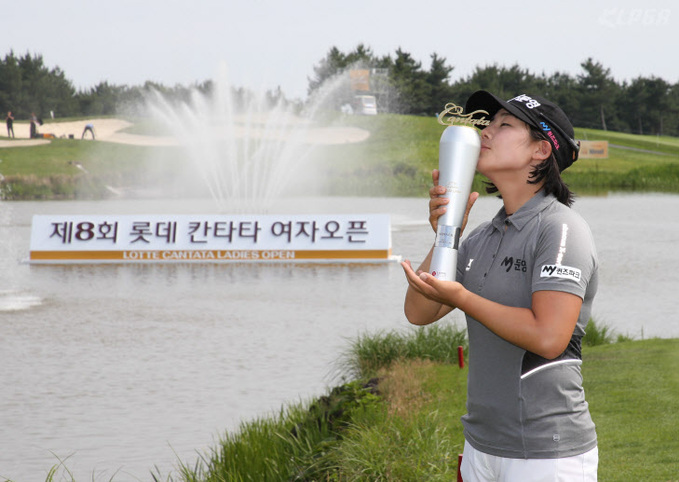 [포토] KLPGA 투어 54홀 최소타 신기록…우승컵에 입맞추는 조정민 - 브릿지경제