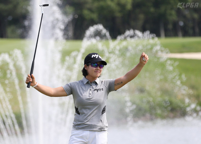 [포토]KLPGA 투어 54홀 최소타 신기록 작성…환호하는 조정민 - 브릿지경제