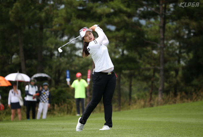 ‘최강 신인’ 최혜진, KLPGA 투어 비씨카드 한경 레이디스컵 셋째 날 2타 차 단독 선두…시즌 2승 눈 앞 - 브릿지경제