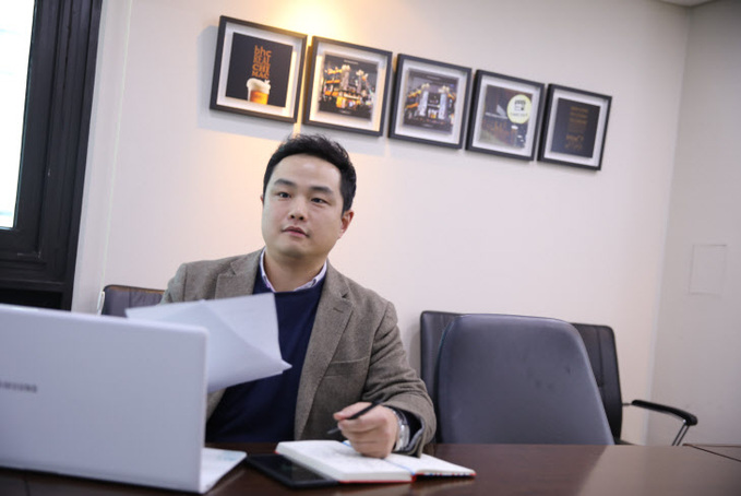 [비바100] bhc치킨 QCS팀 이동규 팀장 “국민간식 치킨, 안심하고 드실 수 있도록... ” - 브릿지경제