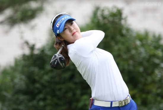 [비바100] 골프 스타들의 희비… '생애 첫 우승' VS '손가락 욕 징계' - 브릿지경제