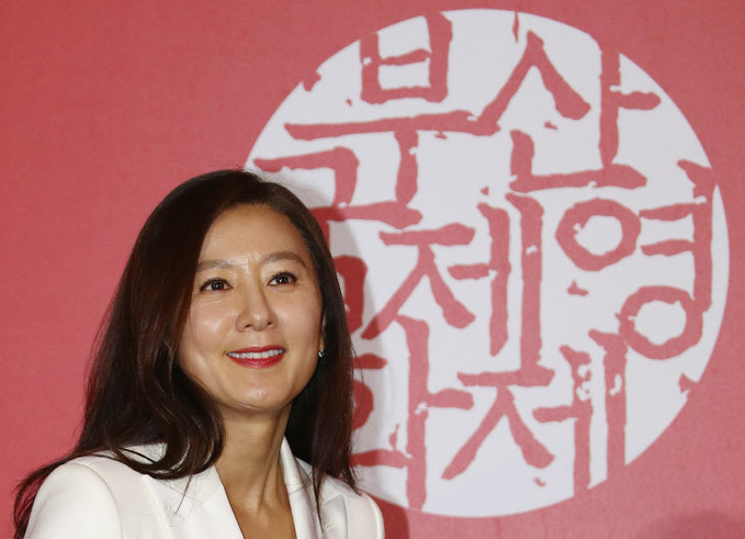 [24th BIFF 리뷰] 이제는 영혼까지 적신다...폐막작 '윤희에게'의 김희애 - 브릿지경제