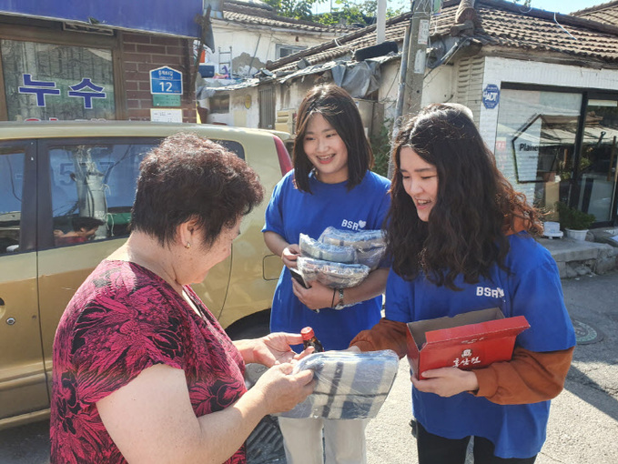 bhc치킨 ‘해바라기 봉사단’, 쪽방촌 찾아 사랑의 담요 나눔 봉사
