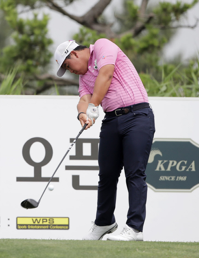 ‘신인’ 김주형, 코리안 투어 KPGA 군산CC 오픈 3라운드서 7타 줄여 단독 선두 나서 - 브릿지경제
