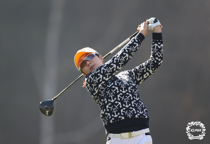 안송이, KLPGA 시즌 최종전 SK텔레콤·ADT캡스 챔피언십 둘째 날 1타 차 선두…2연패 바라 봐