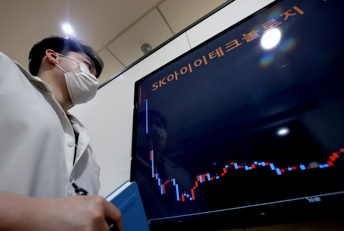 [특징주] SKIET, 상장 사흘째 하락 마감…14만4000원 - 브릿지경제