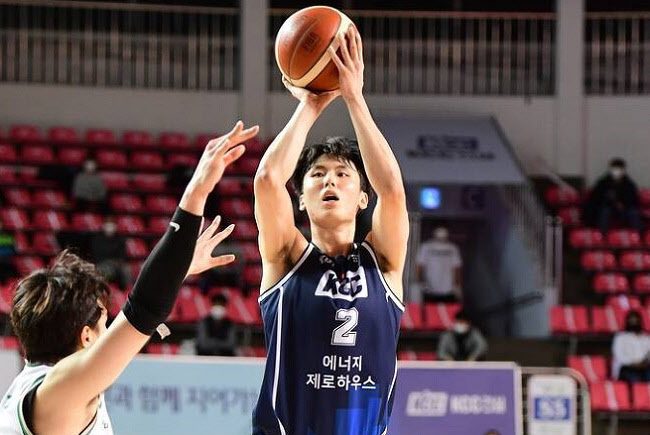 '프로농구 MVP' 송교창, KCC와 5년 7억5천 FA 계약
