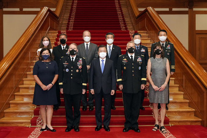 문대통령, 이임 주한미군 사령관에 훈장 수여 - 브릿지경제