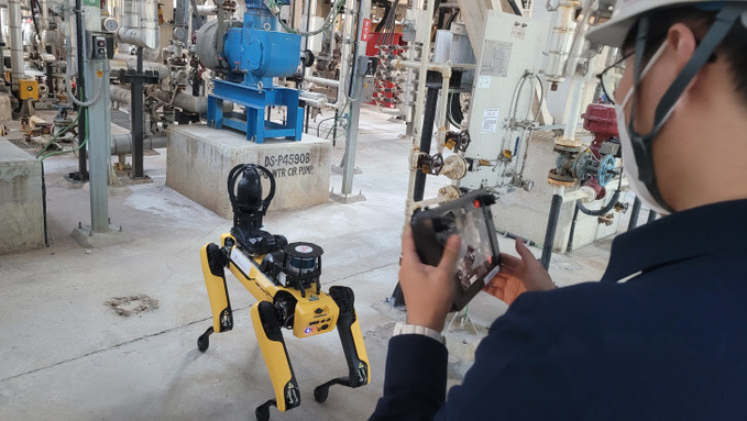 SK이노, 울산 CLX에 '로봇개·로봇뱀' 투입…안전 사각지대 해소 - 브릿지경제