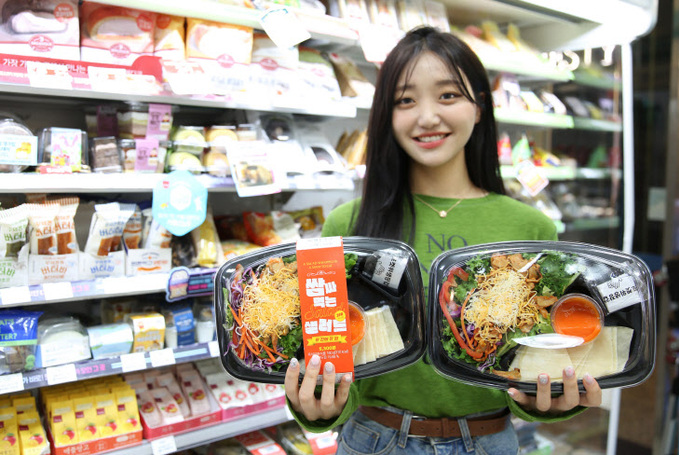 '소주에 샐러드'…GS25, 안주형 샐러드 첫 출시 - 브릿지경제