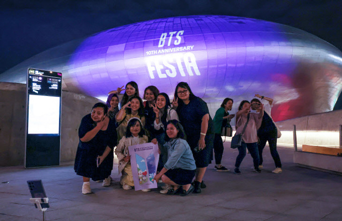 ‘서울에 보랏빛 물결’… 유통가 BTS 10주년 이벤트 ‘들썩’ - 브릿지경제