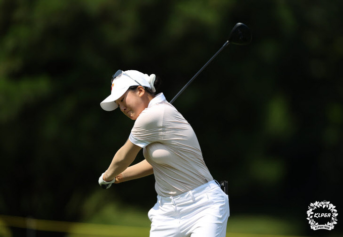 이가영·리슈잉, KLPGA 투어 BC카드·한경 레이디스컵 2라운드 공동 1위 - 브릿지경제