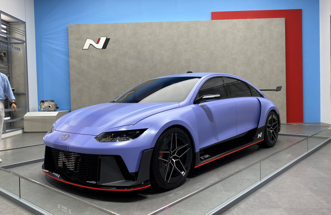 전기차 시장, 주행거리 경쟁 넘어 ‘고성능’ 전쟁터로 급변 - 브릿지경제