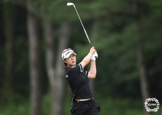 [종합] ‘개막전 우승’ 박지영, KLPGA 에버콜라겐·더시에나 퀸즈크라운 2라운드서 1위 - 브릿지경제