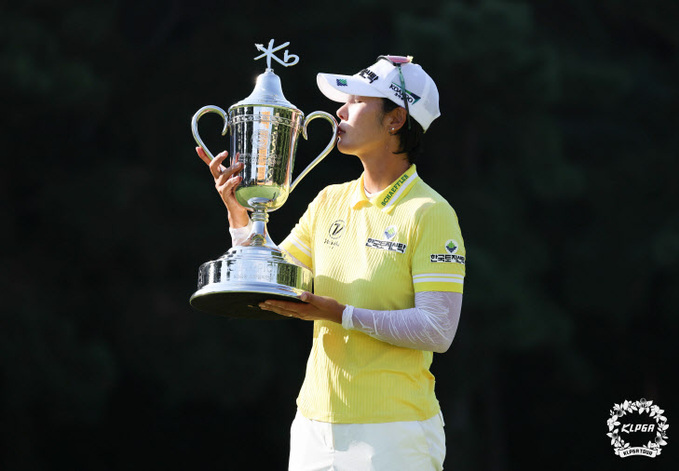 [종합] 박지영, KLPGA KB금융 스타챔피언십 2타 차 역전 우승…첫 ‘메이저 타이틀·시즌 3승’ - 브릿지경제