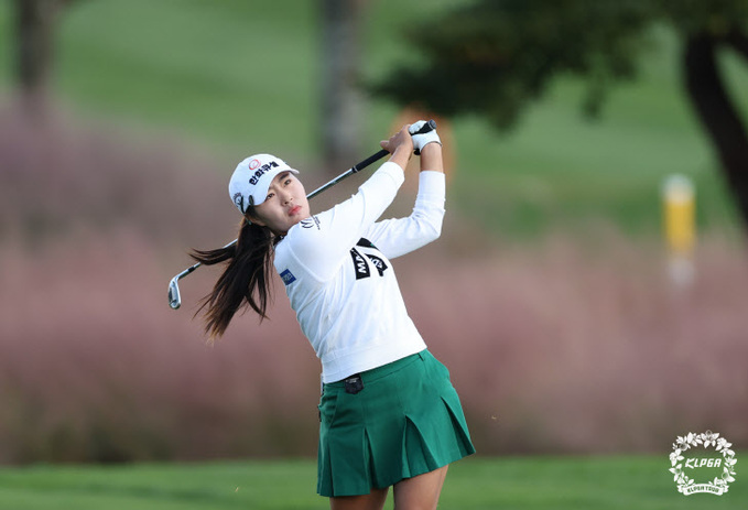 LPGA 투어 도전하는 성유진, KLPGA 투어 에쓰오일 챔피언십 3라운드 1타 차 1위로 나서 - 브릿지경제