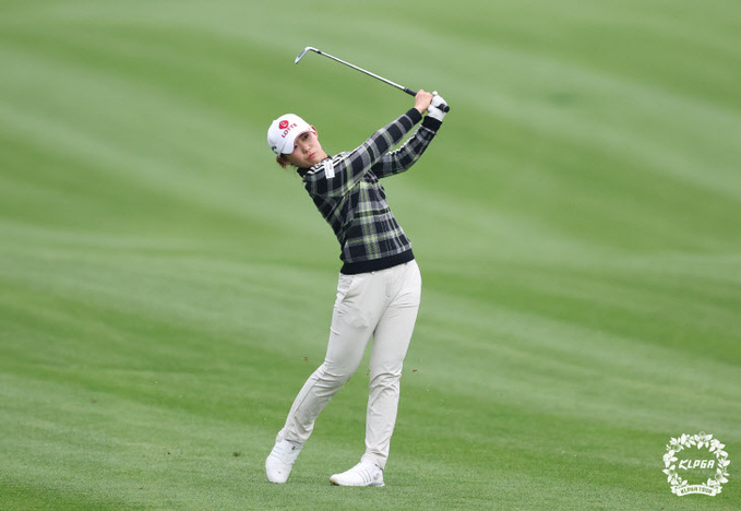 54홀 노보기 황유민, KLPGA 투어 두산건설 위브 챔피언십 3라운드도 1위…시즌 첫 승 보여 - 브릿지경제