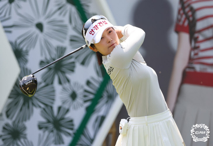 박주영·전예성, 시즌 첫 메이저대회 크리스에프앤씨 KLPGA 챔피언십 첫날 공동 1위 - 브릿지경제