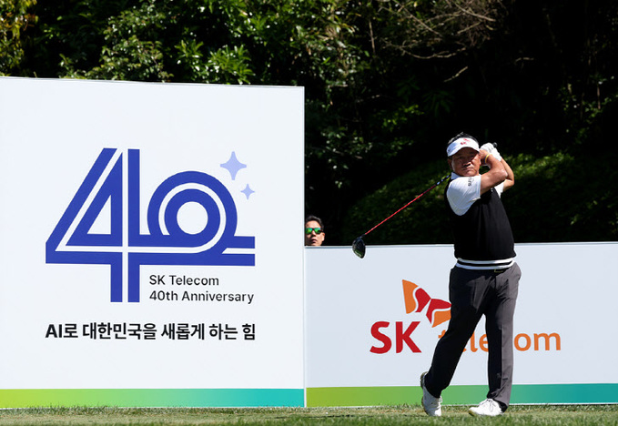 ‘탱크’ 최경주, KPGA 투어 SK텔레콤 오픈 2라운드 1위로 올라…보기 없이 버디 7개 - 브릿지경제