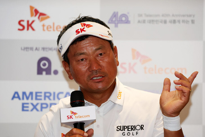 ‘탱크’ 최경주, KPGA 투어 SK텔레콤 오픈 2라운드 1위로 올라…보기 없이 버디 7개 - 브릿지경제