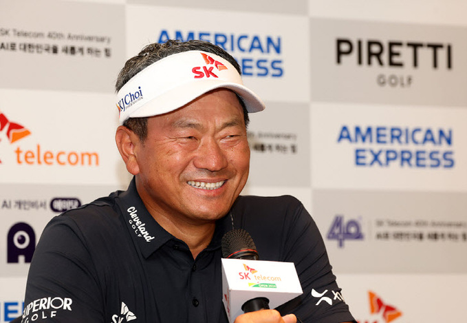 ‘탱크’ 최경주, SK텔레콤 오픈 3라운드 1위…12년 만에 KPGA 대회 우승 바라봐 - 브릿지경제