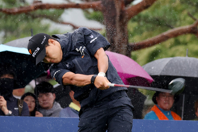 이규민, 제67회 KPGA 선수권대회 3라운드 1위로 올라 서…데뷔 5년 만에 첫 승 바라 봐 - 브릿지경제