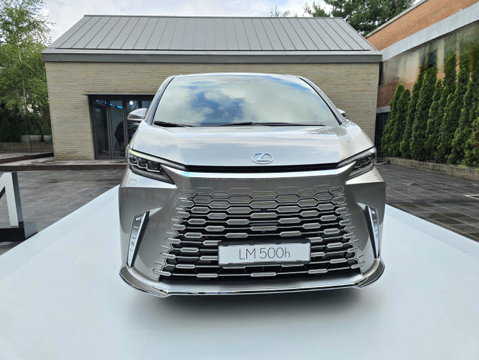 렉서스 'LM 500h' 출시…"럭셔리 MPV 시장 진출" - 브릿지경제