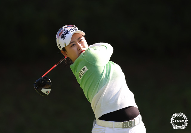 지한솔, KLPGA 투어 덕신EPC·서울경제 클래식 2라운드 1위…2년 2개월 만에 통산 4승 노려 - 브릿지경제