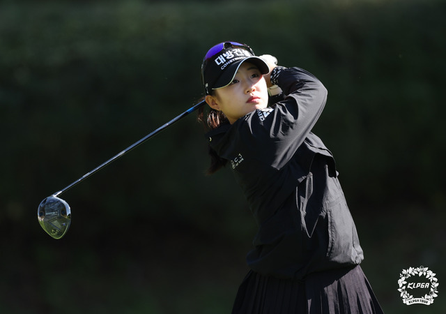 지한솔, KLPGA 투어 덕신EPC·서울경제 클래식 2라운드 1위…2년 2개월 만에 통산 4승 노려 - 브릿지경제