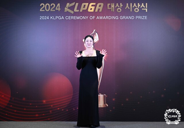윤이나, 2024 KLPGA 대상 시상식 3관왕…’대상·상금·평균타수’ - 브릿지경제