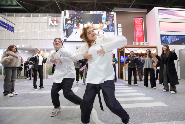 KT, ‘MWC 2025’서 미래형 스포츠와 케이팝 문화 선보여 - 브릿지경제