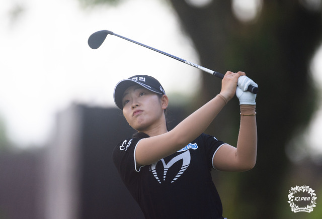 신인상 받은 유현조, KLPGA 투어 개막전 블루캐니언 레이디스 챔피언십 2라운드 공동 1위 - 브릿지경제