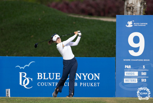 신인상 받은 유현조, KLPGA 투어 개막전 블루캐니언 레이디스 챔피언십 2라운드 공동 1위 - 브릿지경제