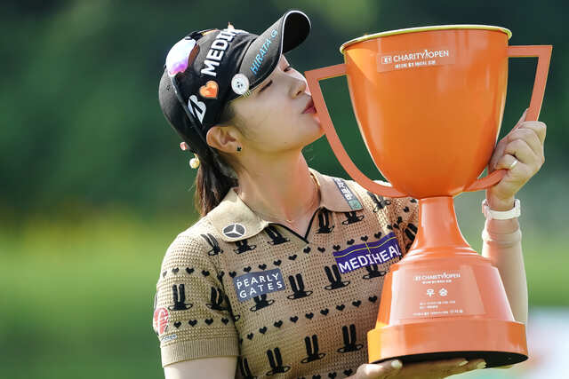 석교상사, 팀 브리지스톤 박현경 KLPGA 투어 시즌 첫 우승 기념 행사 진행 - 브릿지경제