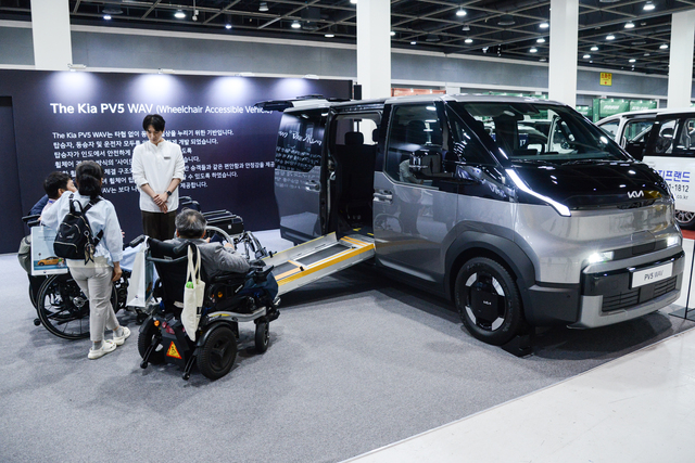 [B포토] 교통약자 위한 기아 ‘PV5 WAV’ - 브릿지경제